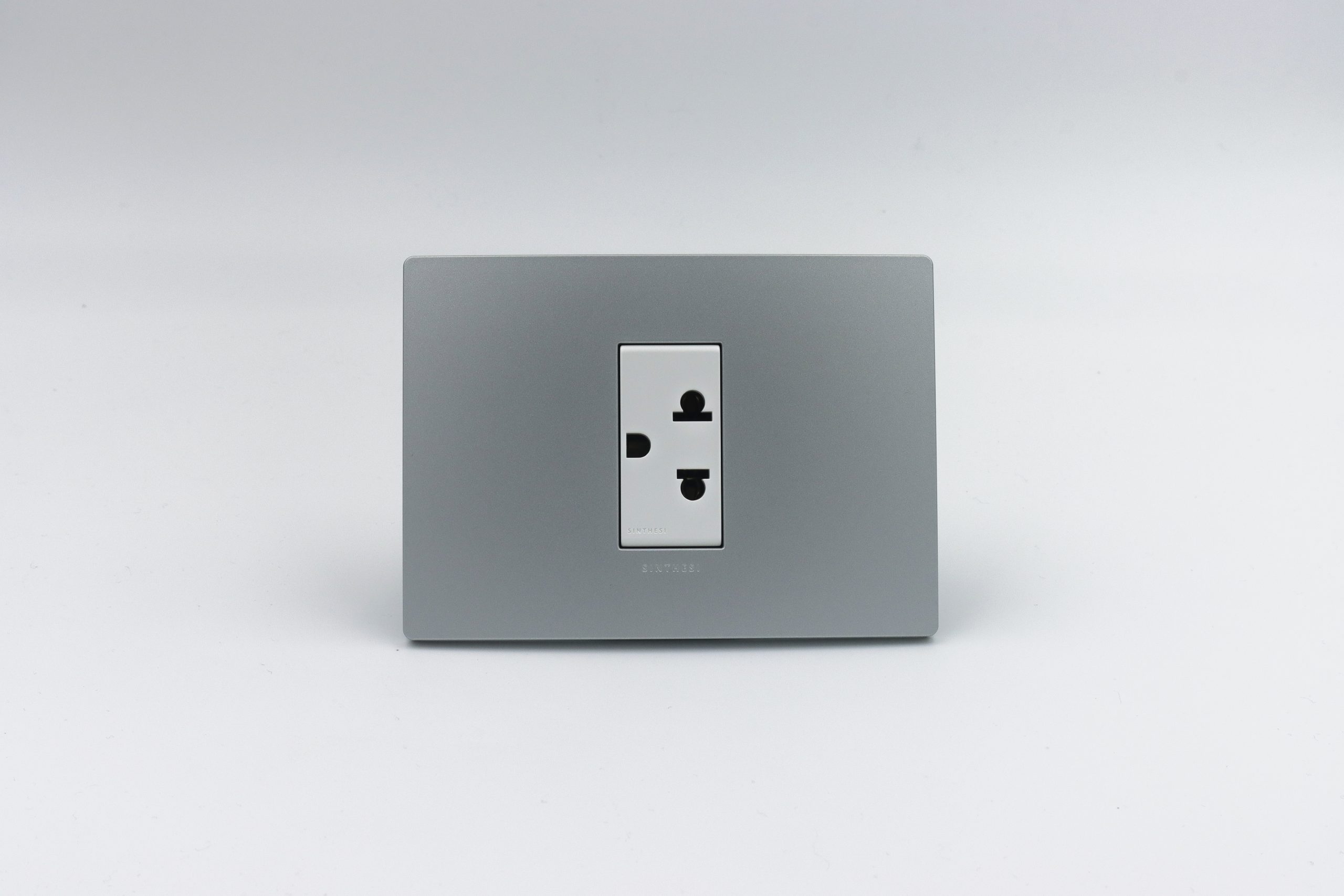 TOMACORRIENTE SIMPLE UNIVERSAL CON TIERRA S33 PLACA PLATA Y DADOS S22 BLANCOS SINTHESI – SANDAY ...